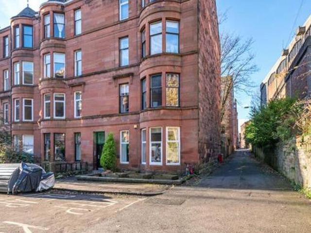 Melrose Gardens, North Kelvinside, 2 Bedroom Apartment
