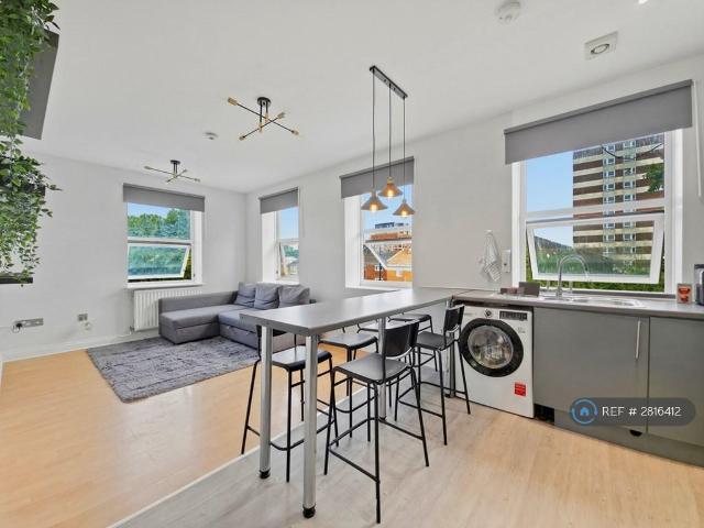 Merton High Street, London, SW19 2 bed flat to rent £2,600 pcm £600 pw