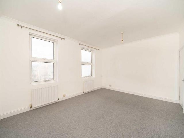 Merton High Street, London SW19 4 bed flat to rent £2,200 pcm £508 pw