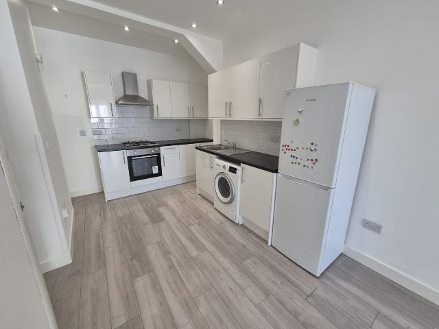 Merton Mansions, London SW17, 2 bed flat to rent, £1,850 pcm | PrimeLocation