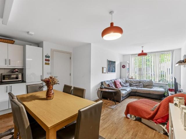 Merton Road 2 bed flat to rent £2,000 pcm £462 pw