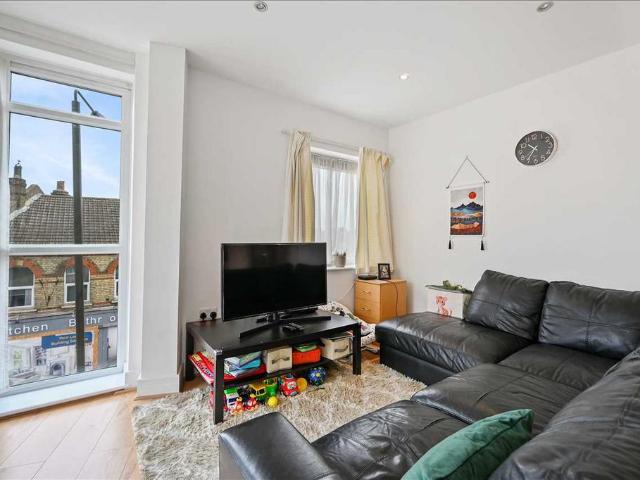 Merton Road, Wimbledon 2 bed apartment to rent £2,400 pcm £554 pw