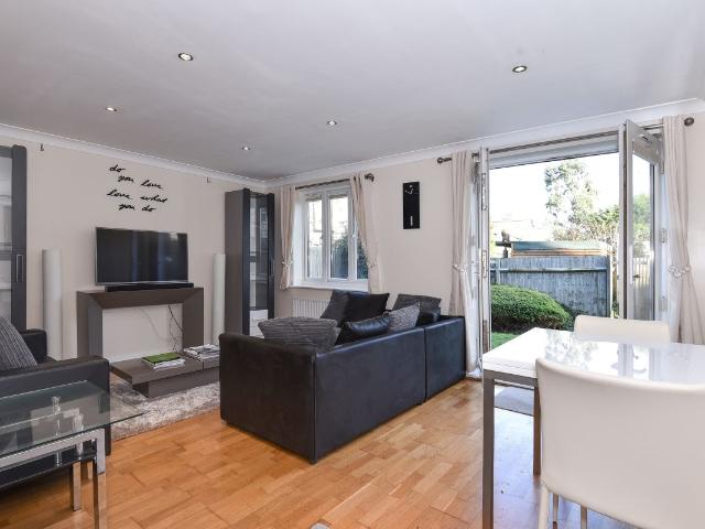 Merton Road, Wimbledon, London SW19, 2 bed flat to rent, £2,400 pcm | PrimeLocation