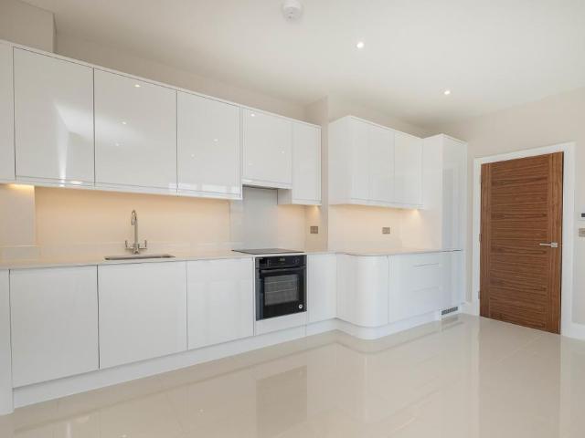 Merton Road Wimbledon SW19 1 bed flat to rent £2,250 pcm £519 pw