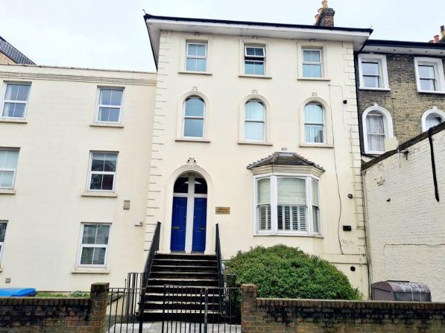 Merton Road, London SW19 2 bed flat to rent £1,900 pcm £438 pw