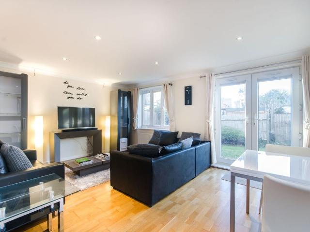 Merton Road, South Wimbledon, London SW19, 2 bed flat to rent, £2,600 pcm | PrimeLocation