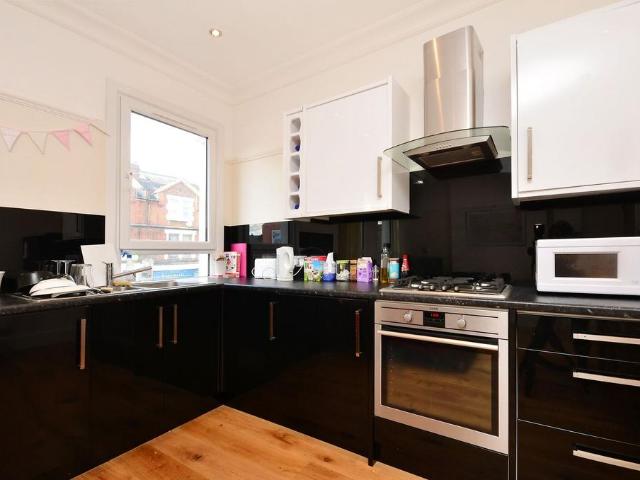 Merton Road, South Wimbledon, London. 2 bed flat to rent £1,950 pcm £450 pw