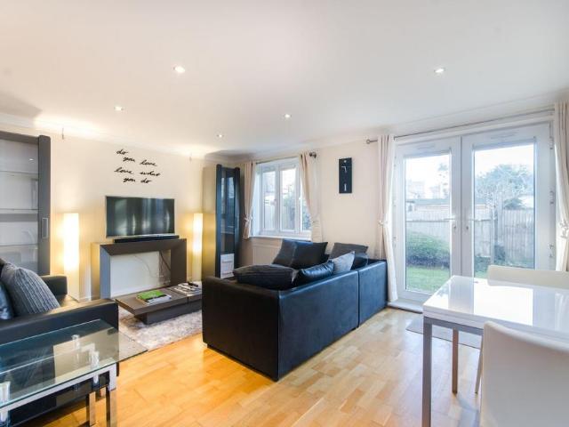 Merton Road, South Wimbledon, London. 2 bed flat to rent £2,600 pcm £600 pw