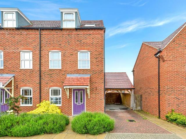 Mercer Avenue, Ebbsfleet Valley. 4 bed semi detached house to rent £2,400 pcm £554 pw