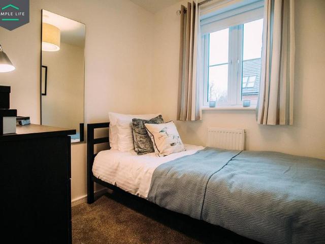 Merchant Avenue, Bury St. Edmunds 3 bed semi detached house to rent £1,640 pcm £378 pw