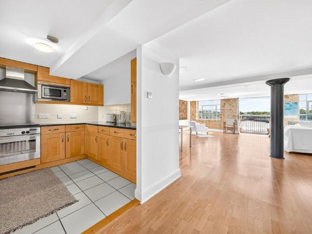 Merchant Court, 61 Wapping Wall. 2 bed flat to rent £4,500 pcm £1,038 pw