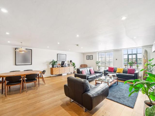 Merchant Court, Wapping Wall, London E1W, 2 bed flat to rent, £4,117 pcm | PrimeLocation