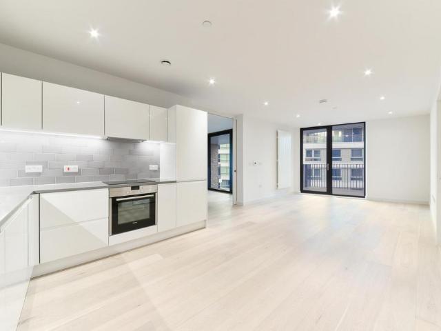 Mercier Court, Royal Wharf, London, E16 2 bed apartment to rent £2,496 pcm £576 pw
