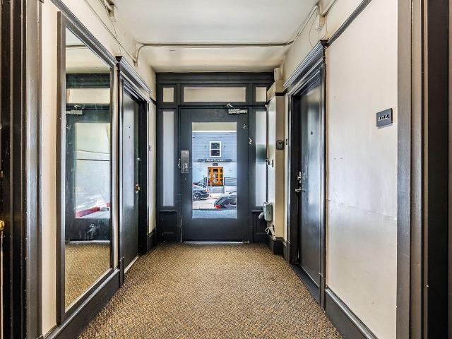 Mercury Apartments – Modern Living in a Classic Seattle Building Studio Apartment for Rent at 1723 Summit Ave, Seattle, WA 98122 Broadway