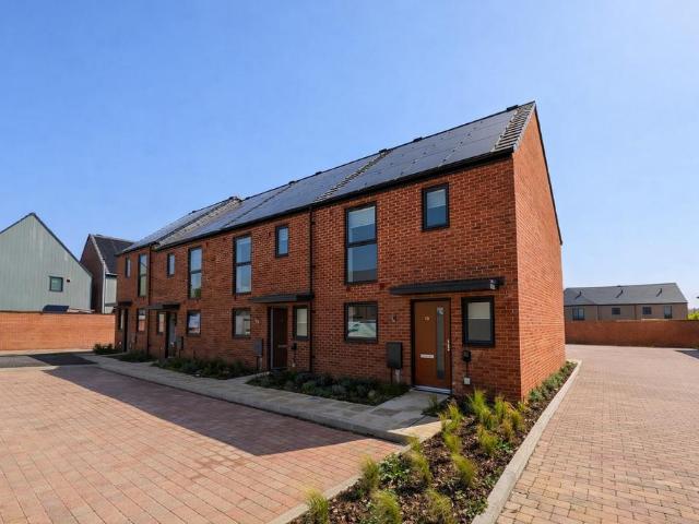Mercury Crescent, Chippenham 3 bed house to rent £1,550 pcm £358 pw