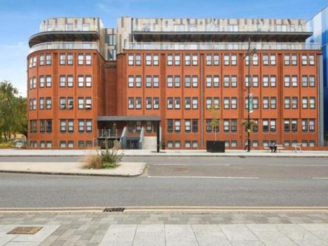 Mercury Gardens, Romford, 2 Bedroom Flat