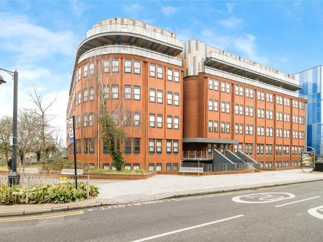 Mercury Gardens, Romford, RM1 2 bed apartment to rent £1,900 pcm £438 pw