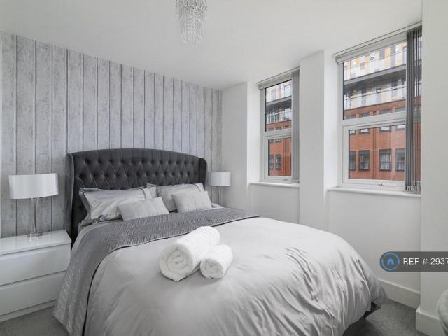 Mercury Gardens, Romford, RM1 2 bed flat to rent £1,990 pcm £459 pw