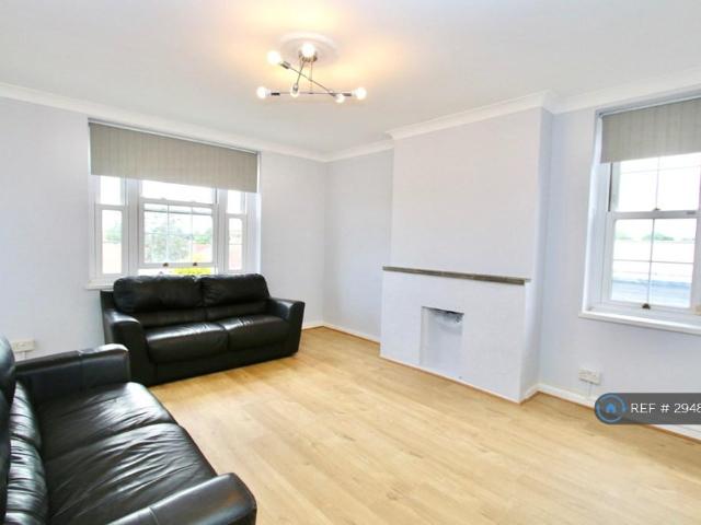 Meretune Court, Morden, SM4 3 bed flat to rent £2,100 pcm £485 pw