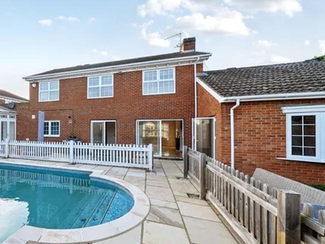 Meriden Close, Widmore Green, London, BR1 2PZ, United Kingdom | 4 bed house for rent #166345002 | Rentberry
