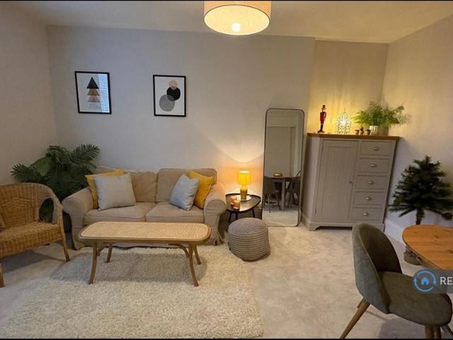 Meriden Court, London, SW3 Studio to rent £2,100 pcm £485 pw