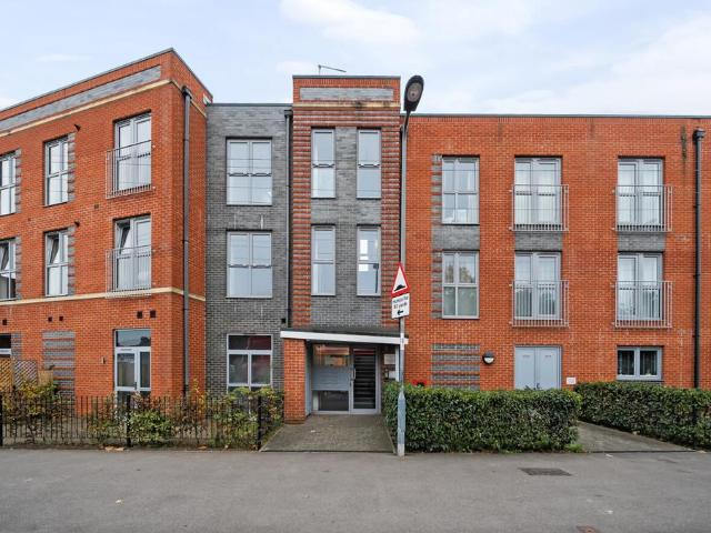 Meridian Way, Hampshire SO14 2 bed flat to rent £1,350 pcm £312 pw