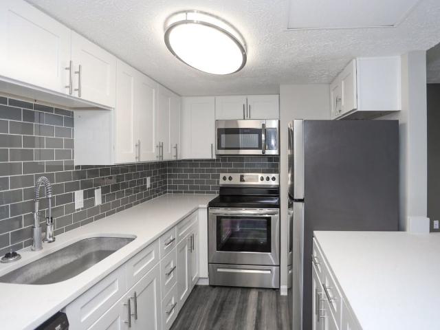 Meridian Court South 1 Bedroom Apartment for Rent at 7266 Lockwood Ln, Indianapolis, IN 46217 Linden Wood