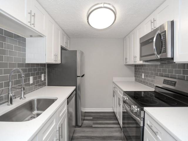 Meridian Court South 1 Bedroom Apartment for Rent at 7266 Lockwood Ln, Indianapolis, IN 46217 Linden Wood