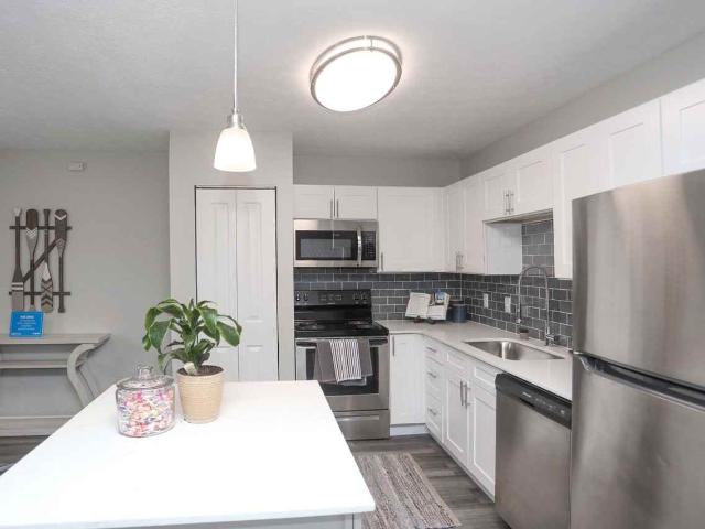 Meridian Court South 1 Bedroom Apartment for Rent at 7266 Lockwood Ln, Indianapolis, IN 46217 Linden Wood
