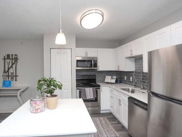 Meridian Court South 1 Bedroom Apartment for Rent at 7266 Lockwood Ln, Indianapolis, IN 46217 Linden Wood
