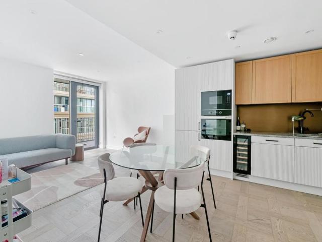Merino Gardens, London Dock, Wapping. 1 bed apartment to rent £3,146 pcm £726 pw