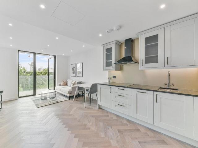 Merino Gardens, London Dock, London, E1W Apartment to rent £2,799 pcm £646 pw