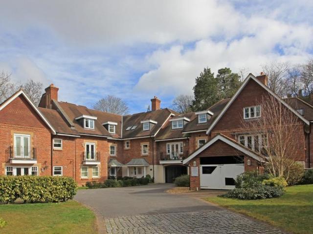 Merlewood Close, Town Centre 2 bed flat to rent £1,395 pcm £322 pw