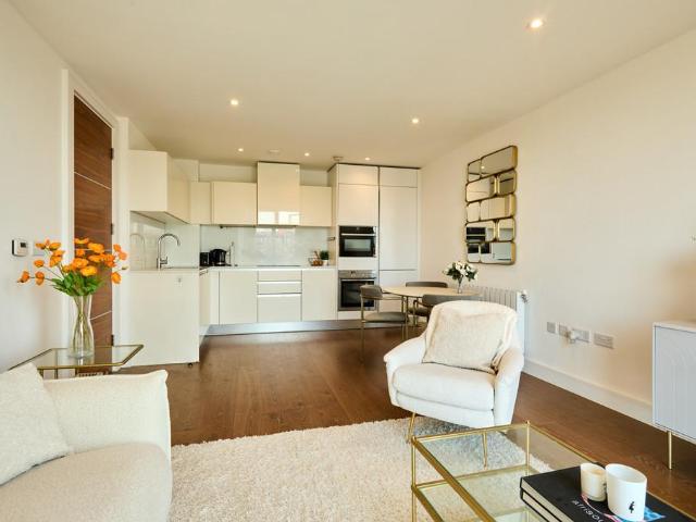 Merlin Court, 28 Handley Drive, SE3 2 bed apartment to rent £2,450 pcm £565 pw
