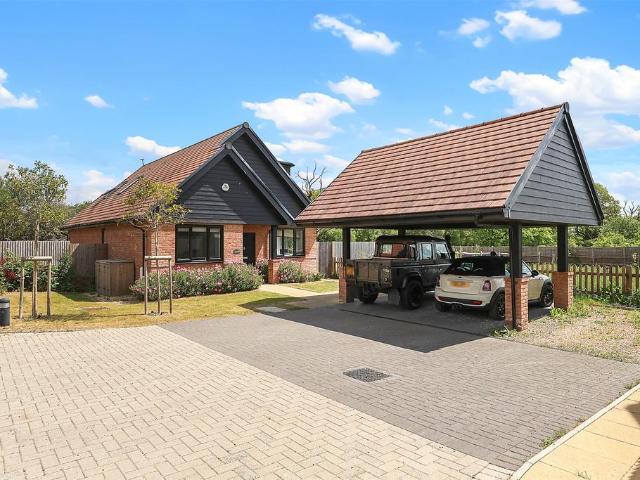 Merlin Drive, Edenbridge, Surrey, TN8 4 bed detached house to rent £3,500 pcm £808 pw