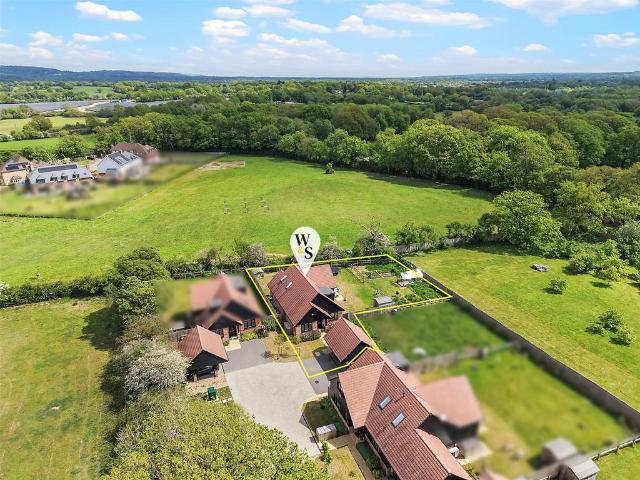 Merlin Drive, Edenbridge, Surrey, TN8 4 bed detached house to rent £3,500 pcm £808 pw