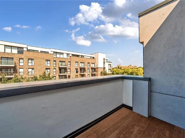 Merlin Drive, Fletton Quays. 2 bed flat to rent £1,275 pcm £294 pw