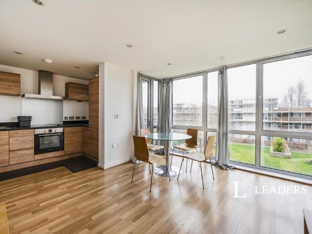 Mermaid House, Cross Street, PO1 2 bed flat to rent £1,600 pcm £369 pw