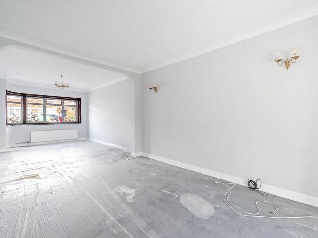 Merrion Avenue, Stanmore, HA7 3 bed semi detached house to rent £2,701 pcm £623 pw