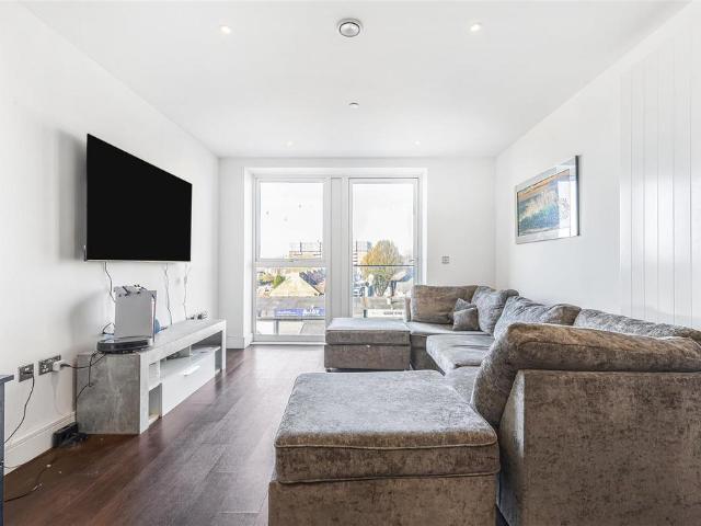 Merrick Road, Southall UB2 2 bed flat to rent £2,000 pcm £462 pw