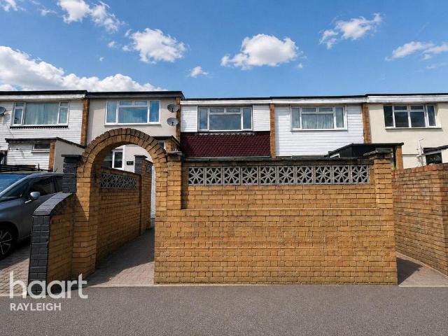 Merricks Lane, BASILDON 3 bed semi detached house to rent £1,850 pcm £427 pw