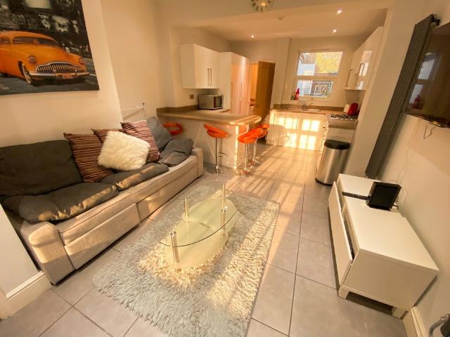Mettham Street 5 Bed Bills Inc. 5 bed house to rent £2,720 pcm £628 pw