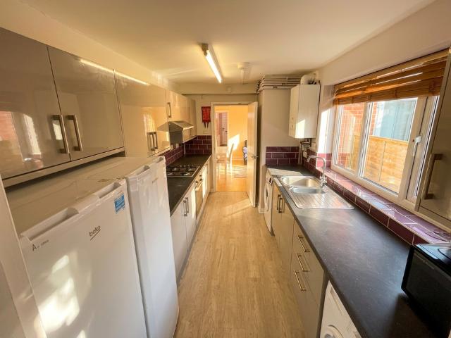 Mettham Street 5 Bed Bills Inc. 5 bed house to rent £3,003 pcm £693 pw