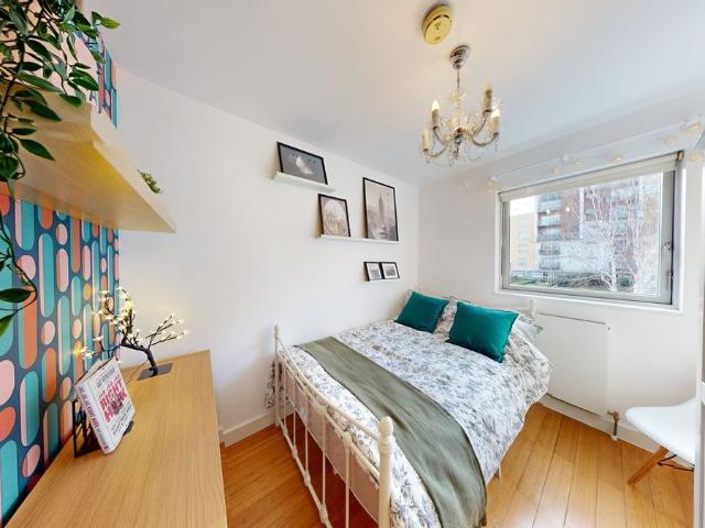 Metcalfe Court, Teal Street, London SE10, Room to rent, £950 pcm | PrimeLocation