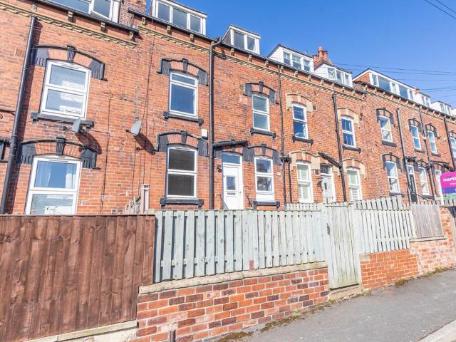 Methley Lane, Leeds LS7 3 bed terraced house to rent £1,225 pcm £283 pw