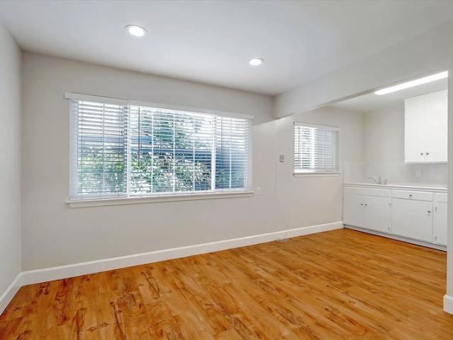 Meticulously maintained & remodeled apartment