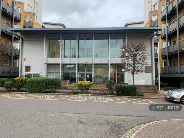 Metropolitan Station Approach. 2 bed flat to rent £1,895 pcm £437 pw
