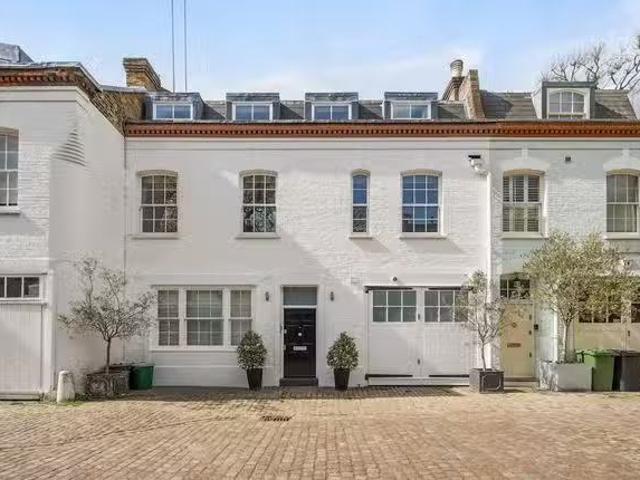 Mews house to rent in Horbury Mews, London W11
