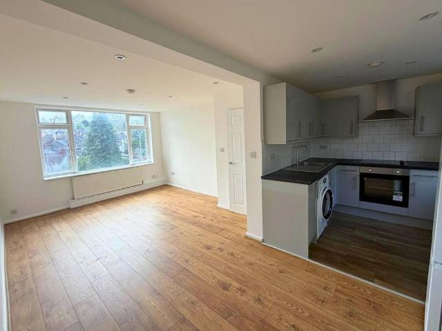 Meyrick Court, Luton 2 bed flat to rent £1,175 pcm £271 pw