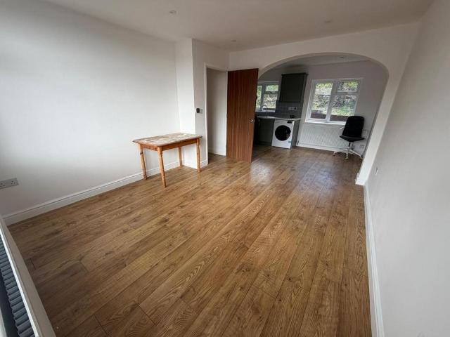 Meyrick Court, Luton 2 bed flat to rent £1,175 pcm £271 pw